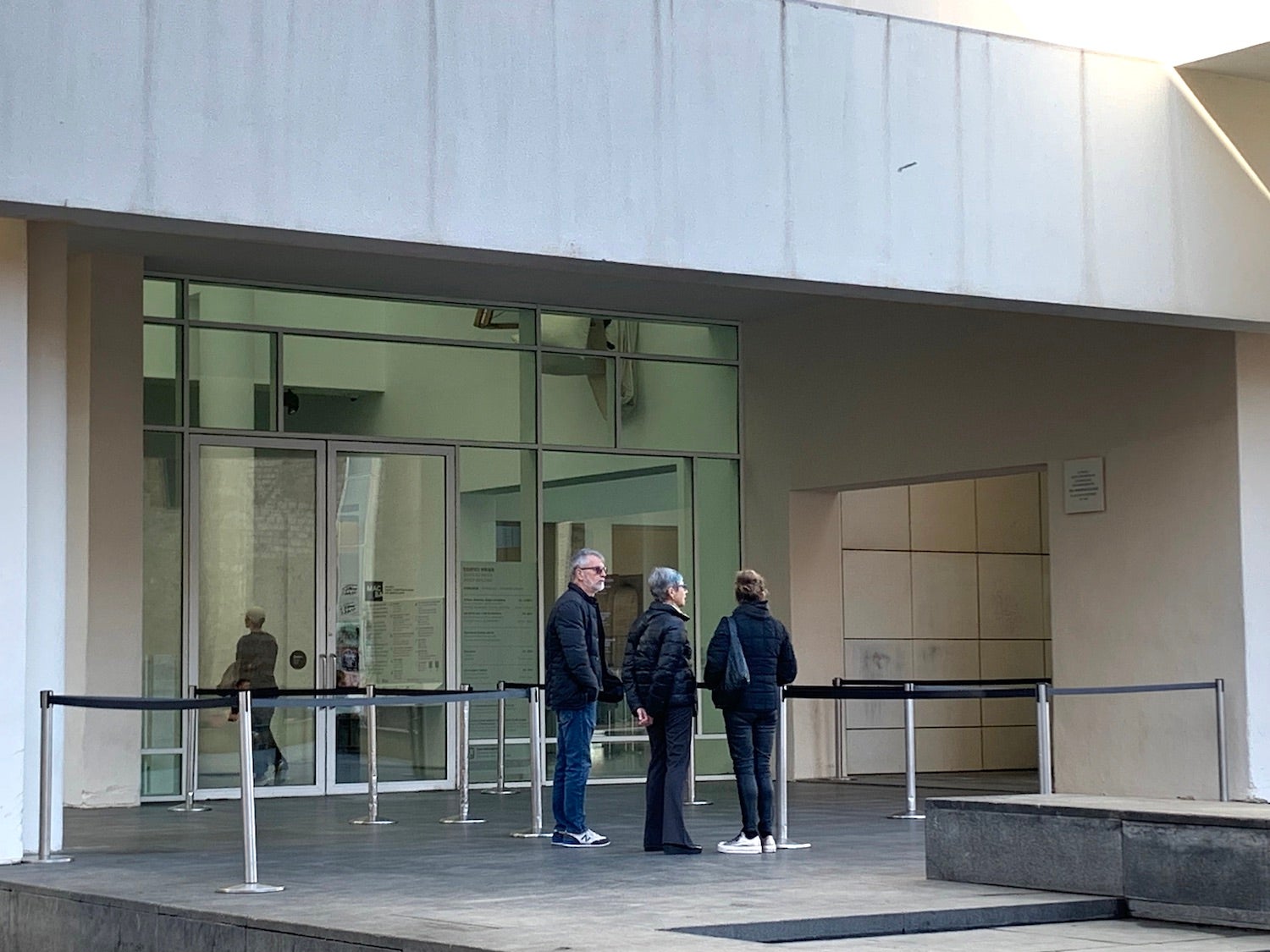VÍDEO | Ensurt amb un exaltat a l’entrada principal del Macba